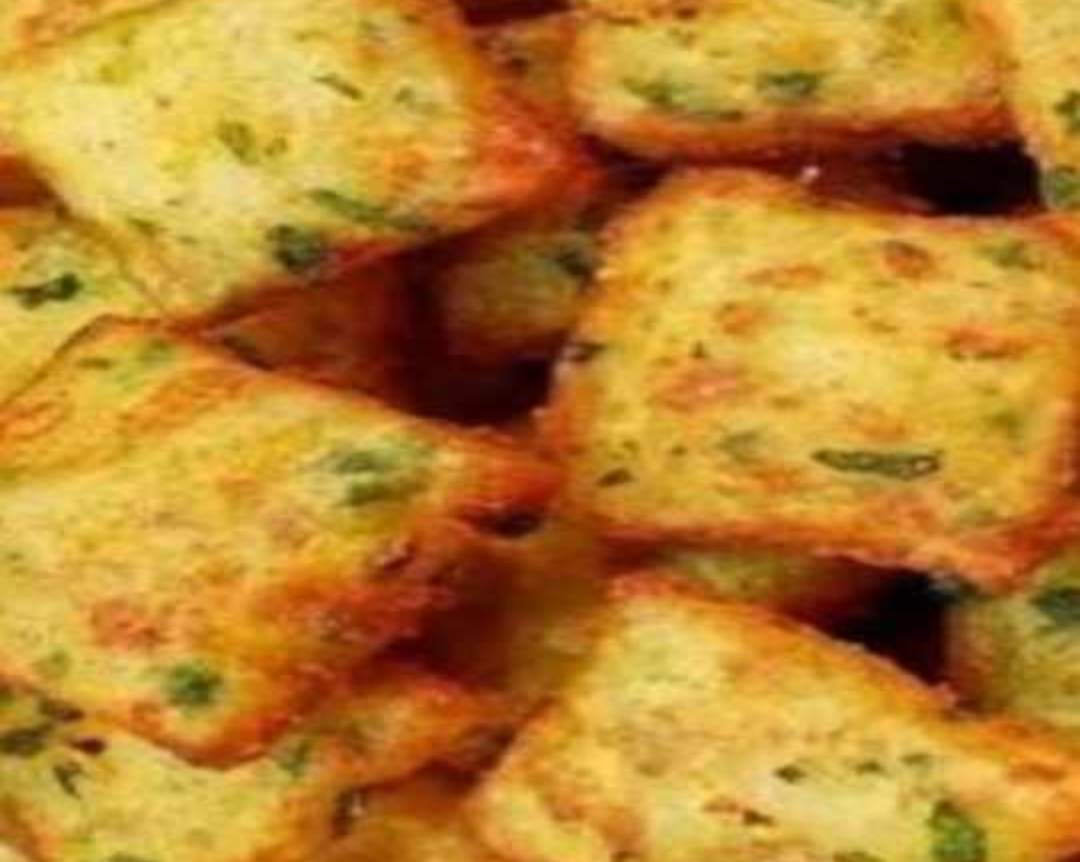 Bring a basket of fried potatoes and mix them with herbs. – MOMS COOKING